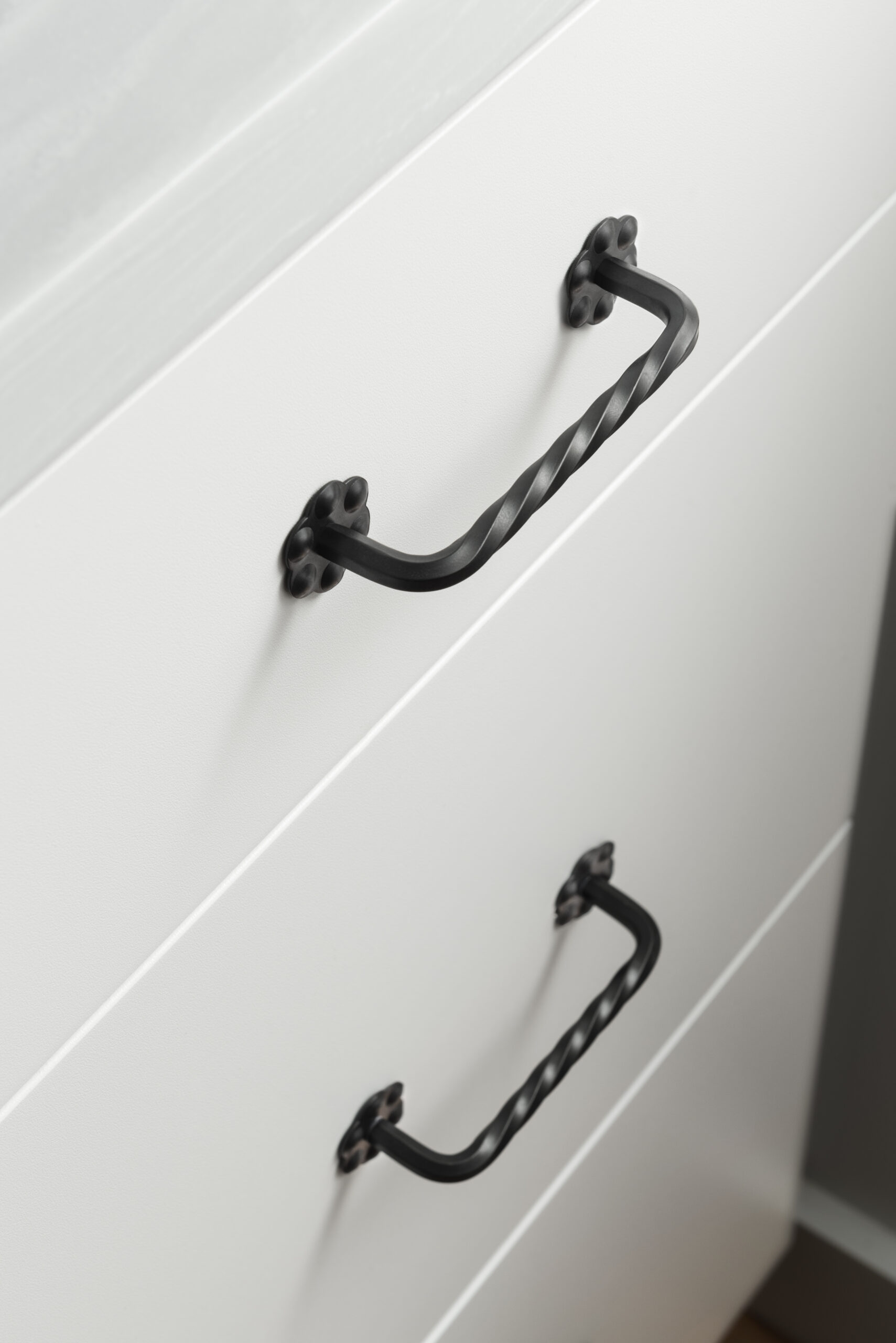 Top Knobs Thin Twist D Pull w/Backplate